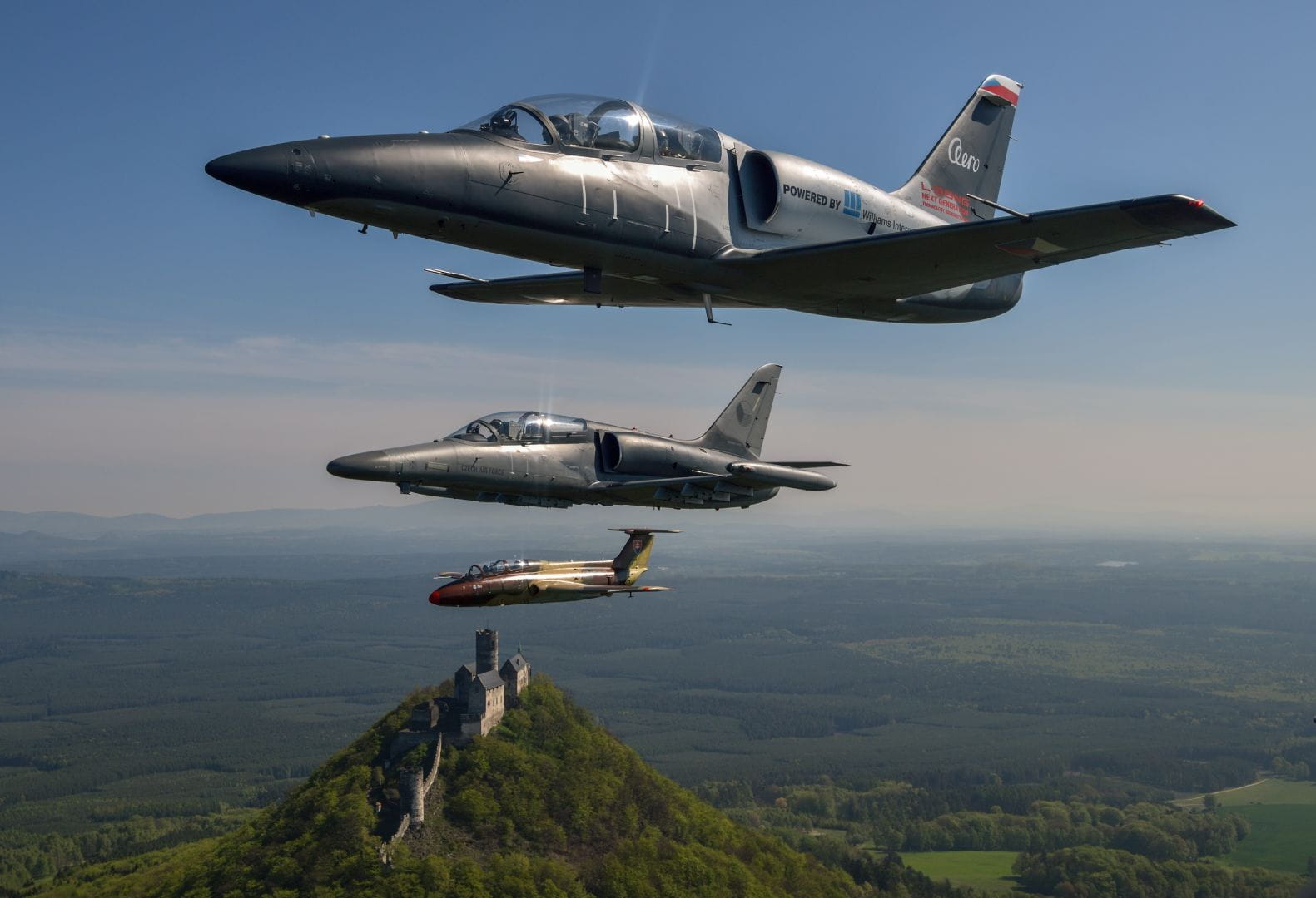 Proč lítat s námi | Aero Vodochody AEROSPACE a.s.